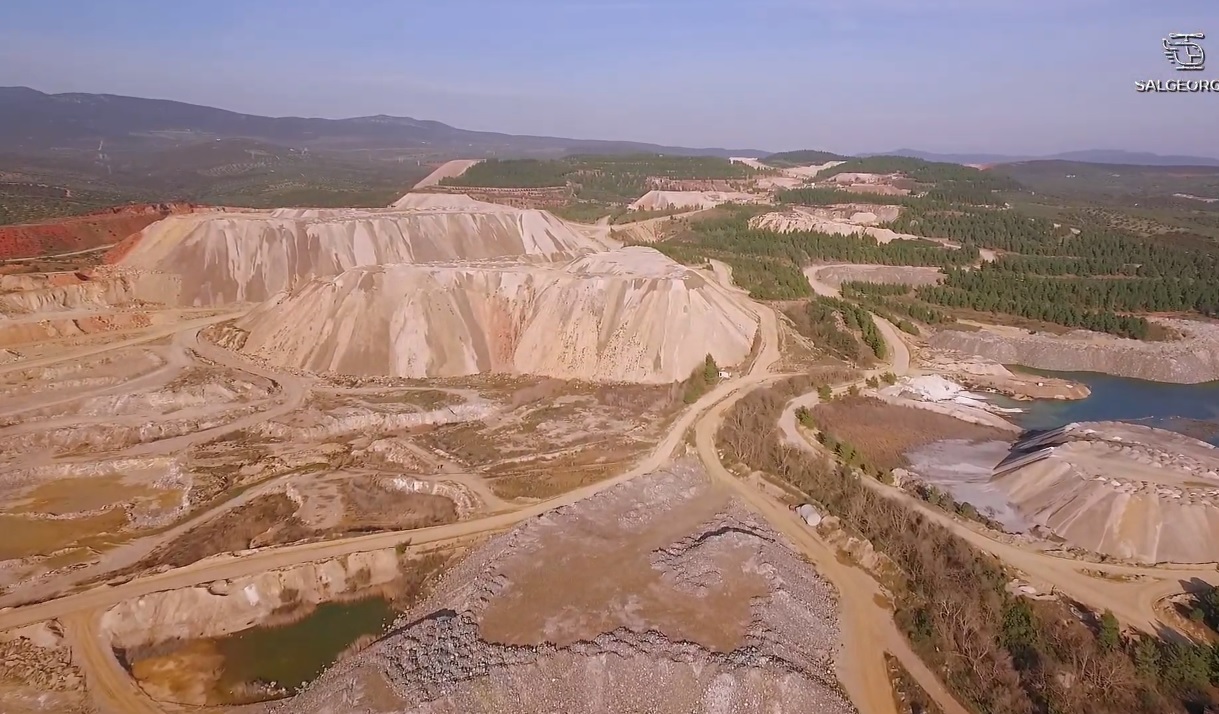 Πάνω από τα μεταλλεία λευκόλιθου της Γερακινής -VIDEO- - Χαλκιδική ...
