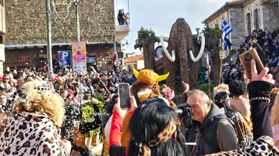 Με κέφι, φαντασία και ζωντάνια η μεγαλύτερη αποκριάτικη παρέλαση στον ...