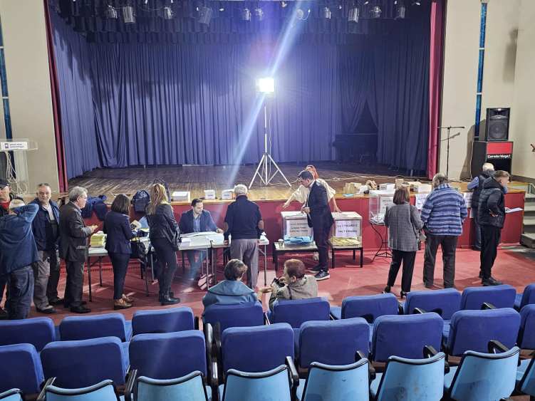 Ικανοποιητική προσέλευση στις εσωκομματικές εκλογές της ΝΔ στη ...