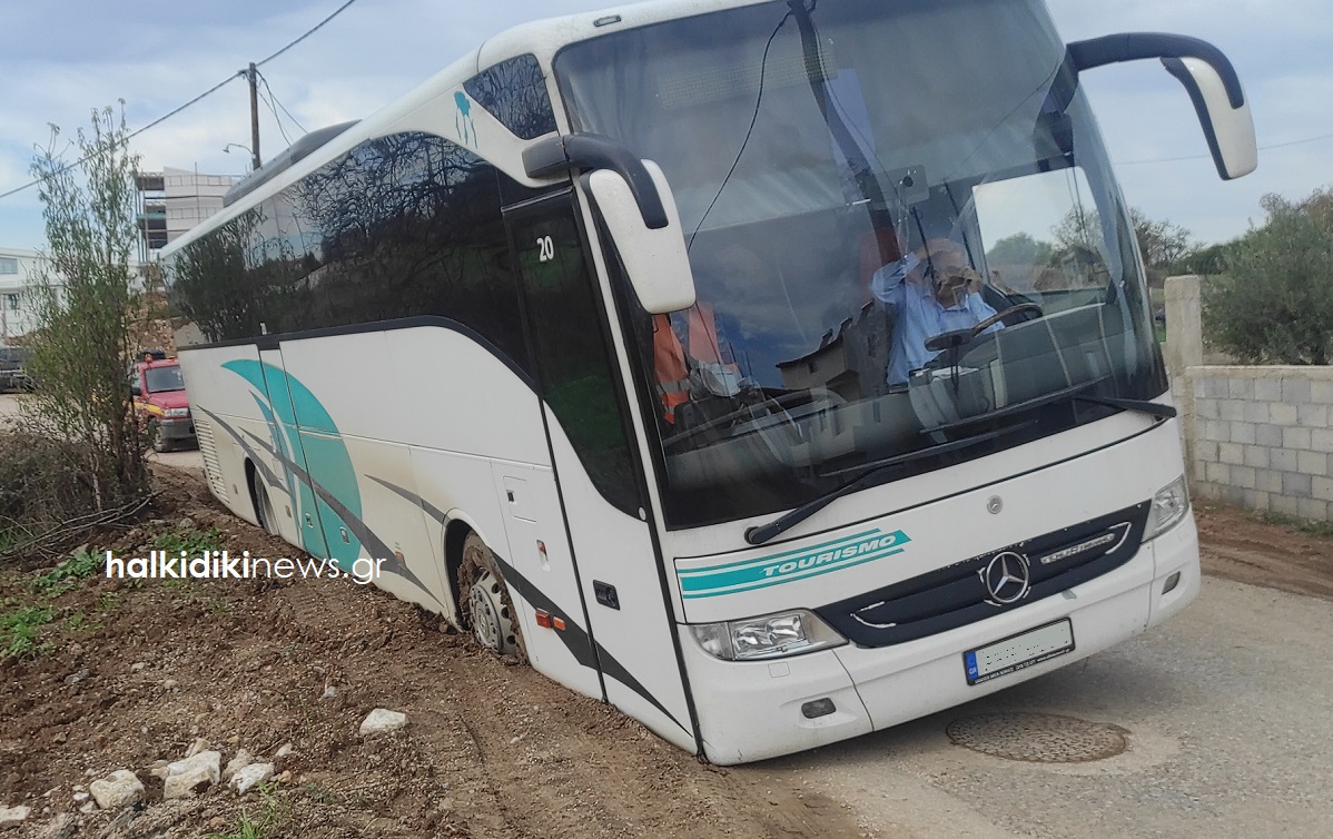 Λεωφορείο του ΚΤΕΛ βούλιαξε σε χαντάκι έργων του ΔΕΔΔΗΕ στη Νικήτη ...